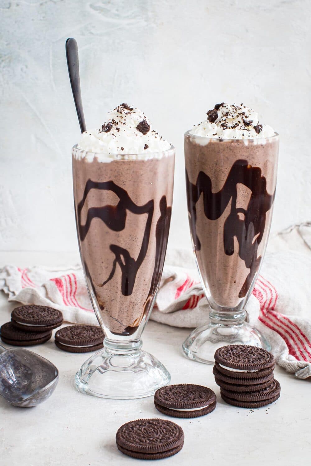 Homemade Oreo Milkshake Recipe - Aimee Mars