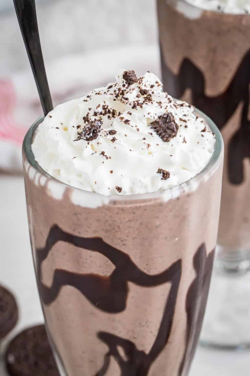 Homemade Oreo Milkshake Recipe - Aimee Mars
